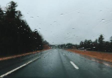 Driving Your Car in High Winds - KennCo Insurance